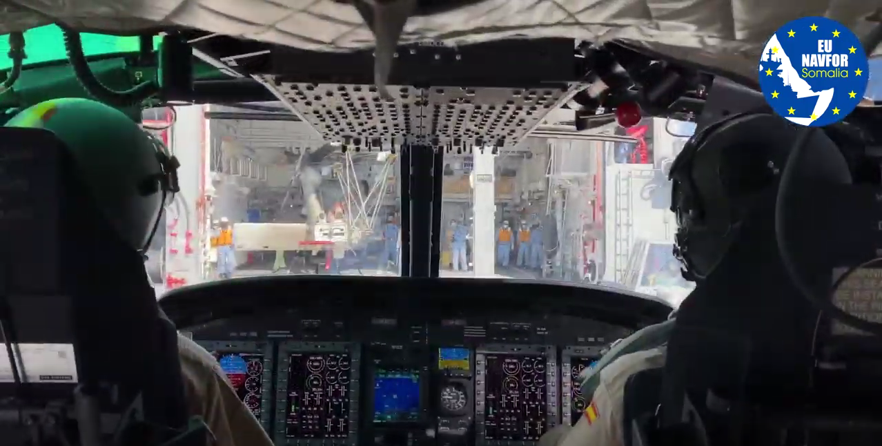 AB-212 aterrizando en el buque japones JS Ariake | AERONAVES MILITARES ...